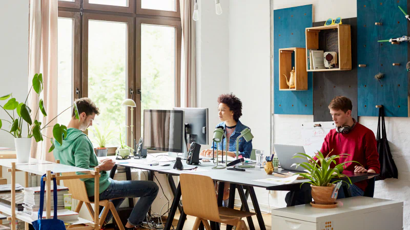 7 Must Haves for Office Desk Spaces | Robin